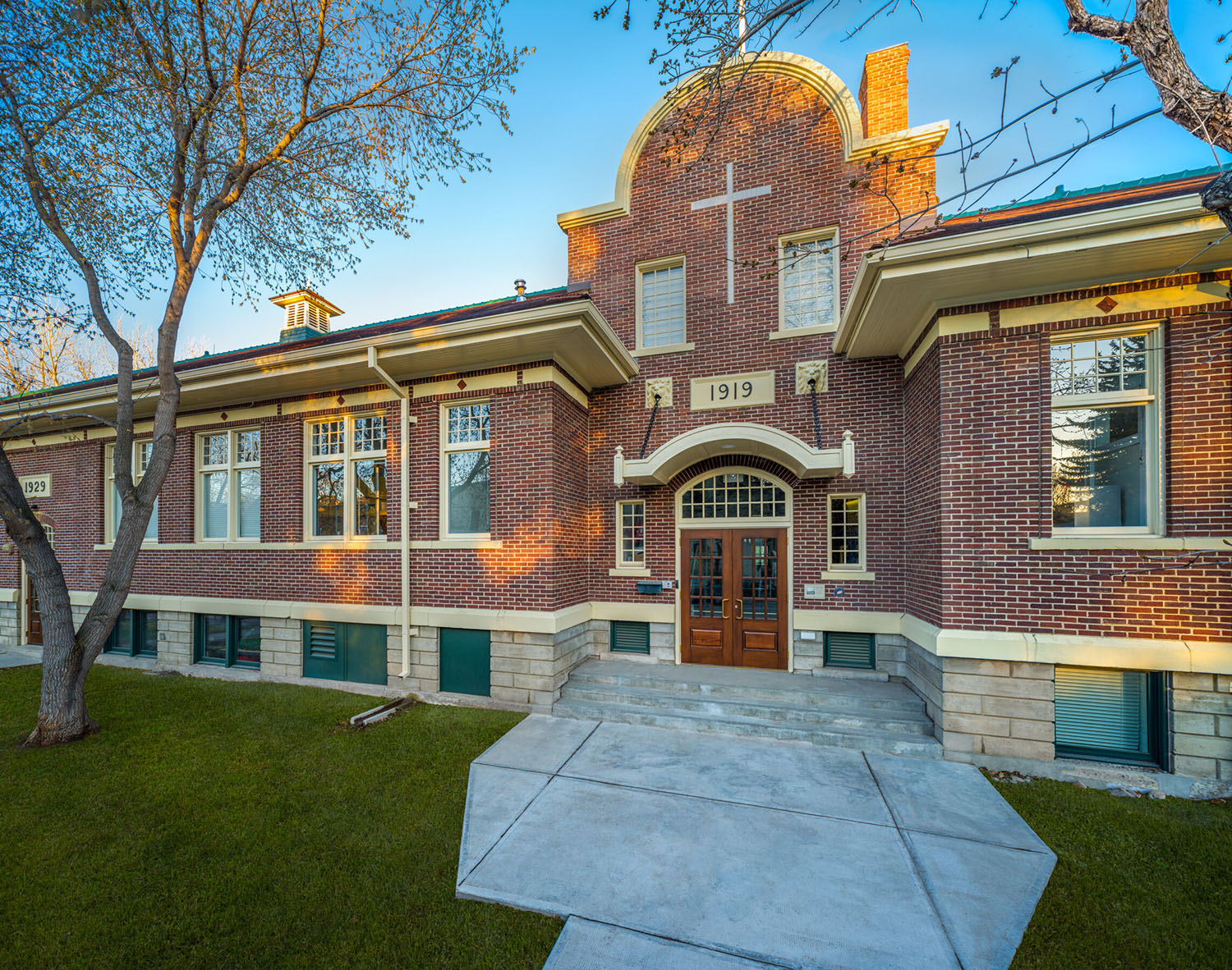 Holy Angels Schools Exterior - Carte canadienne des édifices et des ...